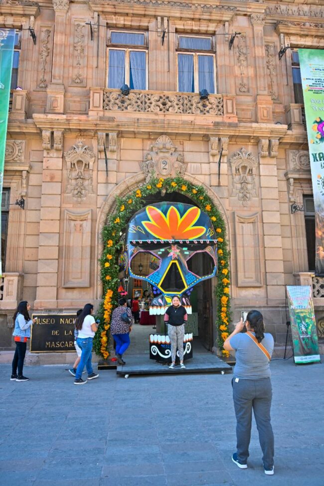 SORPRENDE A VISITANTES ALTAR MONUMENTAL INSTALADO EN PALACIO DE ...